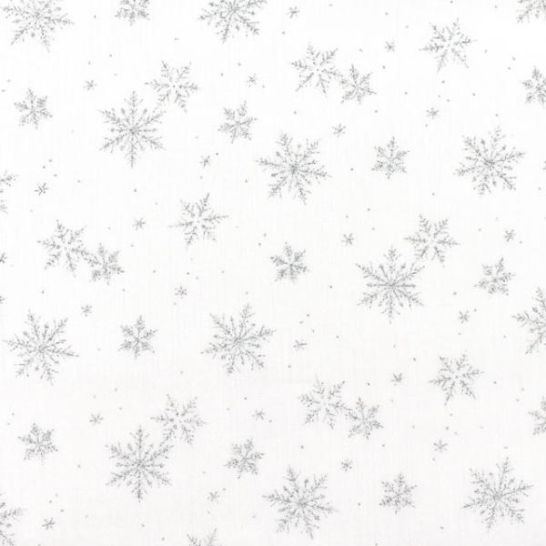 ●素材：綿100％●生地幅：約108cm【生地の特徴】雪の結晶モチーフがラメ箔プリントされたシーチング生地です。クリスマスのデコレーションや小物づくりにぴったりの柄です。柔らかい薄手のコットン生地なので針通りも良く、パッチワークキルトなどの...