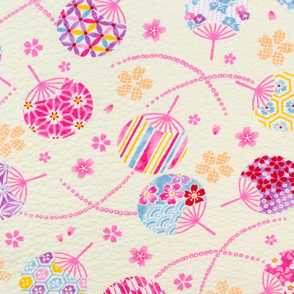 ●素材：綿100％●生地幅：約108cm【商品の説明】色とりどりの花柄うちわがかわいらしい、和柄のリップル生地です。ぽこぽこと凹凸のあるリップル生地は通気性がよくべたつかないので、夏の暑い時期にぴったりです。甚平や浴衣はもちろんですが、シャ...