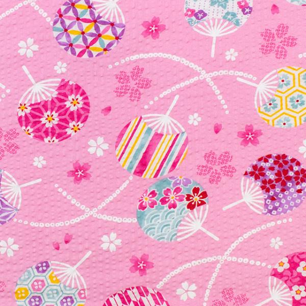 ●素材：綿100％●生地幅：約108cm【商品の説明】色とりどりの花柄うちわがかわいらしい、和柄のリップル生地です。ぽこぽこと凹凸のあるリップル生地は通気性がよくべたつかないので、夏の暑い時期にぴったりです。甚平や浴衣はもちろんですが、シャ...