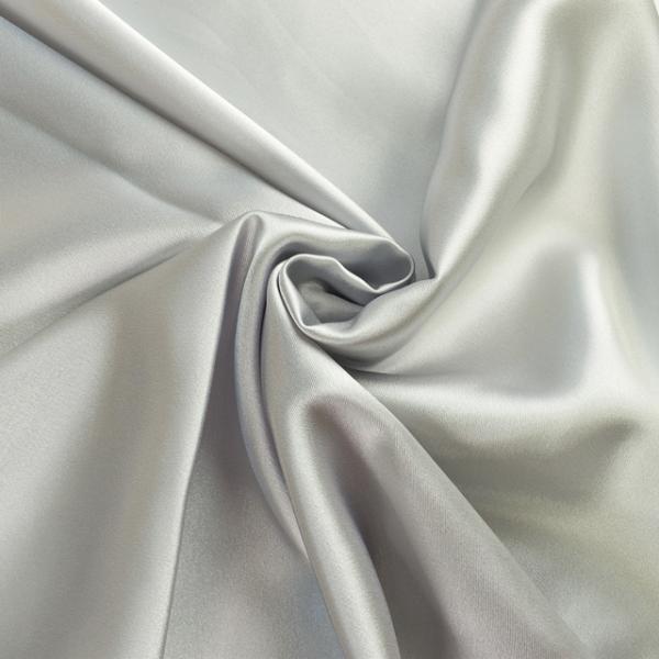 ●素材：ポリエステル100％●生地幅：約122cm【生地の特徴】高ドレープ性としなやかさを兼ね備えた上品なドレープサテンです。薄めで柔らかく多少の伸縮性と上品な光沢感があるので、フォーマルドレスやコスプレ衣装、小物や装飾まで幅広くご使用いた...