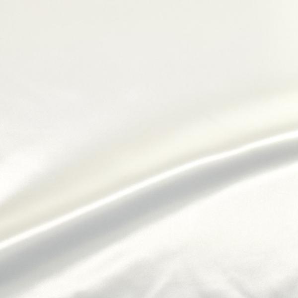 ●素材：ポリエステル100％●生地幅：約120cm【生地の特徴】上品で艶やかな光沢感が特徴の薄地のポリエステルサテンです。柔らかいサテンなのでドレープもよりやすく光沢感があるので華やかな衣装にも最適です。色数も豊富なのでコスプレ・お遊戯会の...