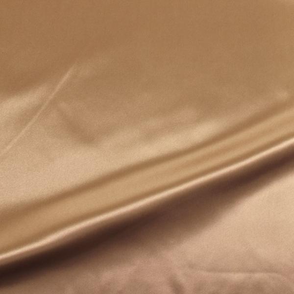 ●素材：ポリエステル100％●生地幅：約120cm【生地の特徴】上品で艶やかな光沢感が特徴の薄地のポリエステルサテンです。柔らかいサテンなのでドレープもよりやすく光沢感があるので華やかな衣装にも最適です。色数も豊富なのでコスプレ・お遊戯会の...