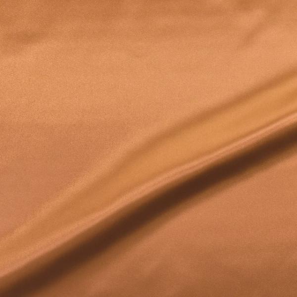 ●素材：ポリエステル100％●生地幅：約120cm【生地の特徴】上品で艶やかな光沢感が特徴の薄地のポリエステルサテンです。柔らかいサテンなのでドレープもよりやすく光沢感があるので華やかな衣装にも最適です。色数も豊富なのでコスプレ・お遊戯会の...