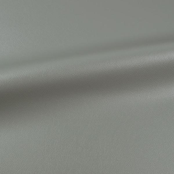 ●素材：表面 PVC（塩化ビニル）100%　裏面 メリヤス、ポリエステル100%●生地幅：約137cm●生地の厚み：約0.92mm【生地の特徴】表面にシボ感があり、中肉でしっかりとした質感の資材用合皮生地。耐薬品性、防汚性、難燃性、抗菌性と...
