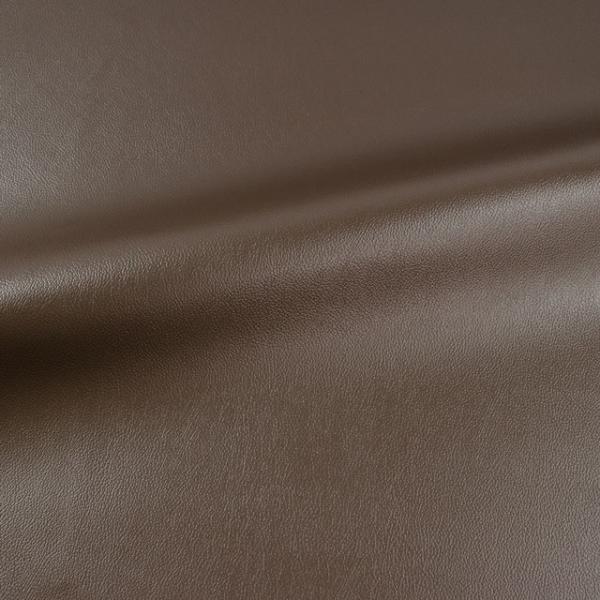 ●素材：表面 PVC（塩化ビニル）100%　裏面 メリヤス、ポリエステル100%●生地幅：約137cm●生地の厚み：約0.92mm【生地の特徴】表面にシボ感があり、中肉でしっかりとした質感の資材用合皮生地。耐薬品性、防汚性、難燃性、抗菌性と...