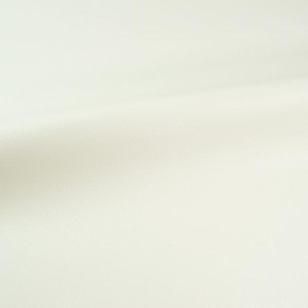 ●素材：表面 PVC（塩化ビニル）100%　裏面 メリヤス、ポリエステル100%●生地幅：約137cm●生地の厚み：約0.92mm【生地の特徴】表面にシボ感があり、中肉でしっかりとした質感の資材用合皮生地。耐薬品性、防汚性、難燃性、抗菌性と...