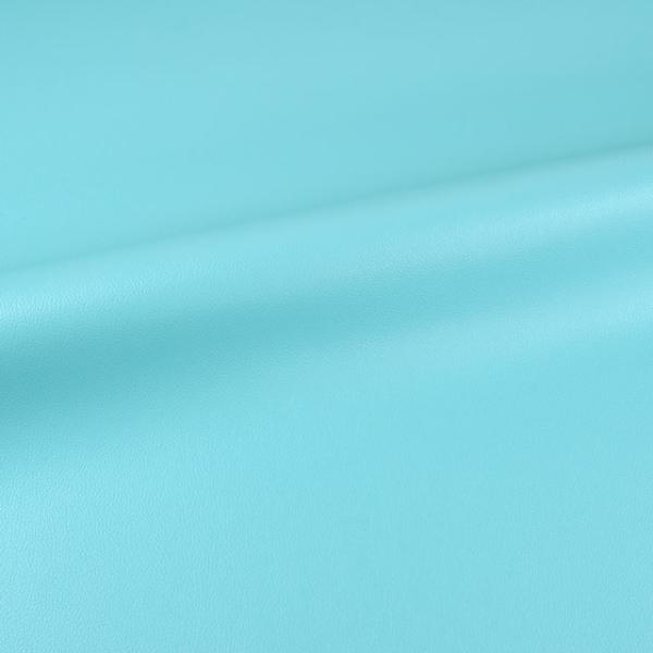 ●素材：表面 PVC（塩化ビニル）100%　裏面 メリヤス、ポリエステル100%●生地幅：約137cm●生地の厚み：約0.92mm【生地の特徴】表面にシボ感があり、中肉でしっかりとした質感の資材用合皮生地。耐薬品性、防汚性、難燃性、抗菌性と...