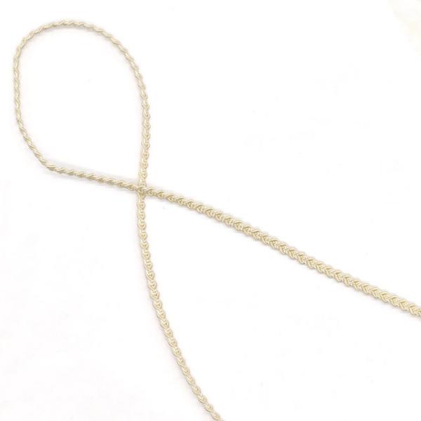 ●素材：レーヨン100％●サイズ：約3〜4mm幅※サイズはロットにより多少差があります。あくまで目安としてお考えください。【商品の特徴】細幅のレーヨンブレードです。鮮やかなカラー展開が特徴です。衣装の縁飾りだけでなく、カルトナージュなど小物...