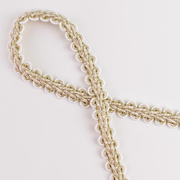 ●素材：レーヨン90％　ポリエステル10％●サイズ：約10mm幅【商品の詳細】メタリックなラメ糸が印象的なブレードです。舞台衣装やコスプレにおすすめ。お洗濯は優しく手洗いで、漂白剤は使用出来ません。アイロンはあて布をして低温で。（80℃〜1...