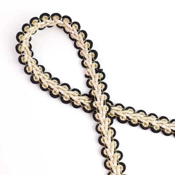 ●素材：レーヨン90％　ポリエステル10％●サイズ：約10mm幅【商品の詳細】メタリックなラメ糸が印象的なブレードです。舞台衣装やコスプレにおすすめ。お洗濯は優しく手洗いで、漂白剤は使用出来ません。アイロンはあて布をして低温で。（80℃〜1...