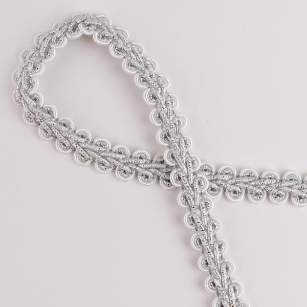 ●素材：レーヨン90％　ポリエステル10％●サイズ：約10mm幅【商品の詳細】メタリックなラメ糸が印象的なブレードです。舞台衣装やコスプレにおすすめ。お洗濯は優しく手洗いで、漂白剤は使用出来ません。アイロンはあて布をして低温で。（80℃〜1...