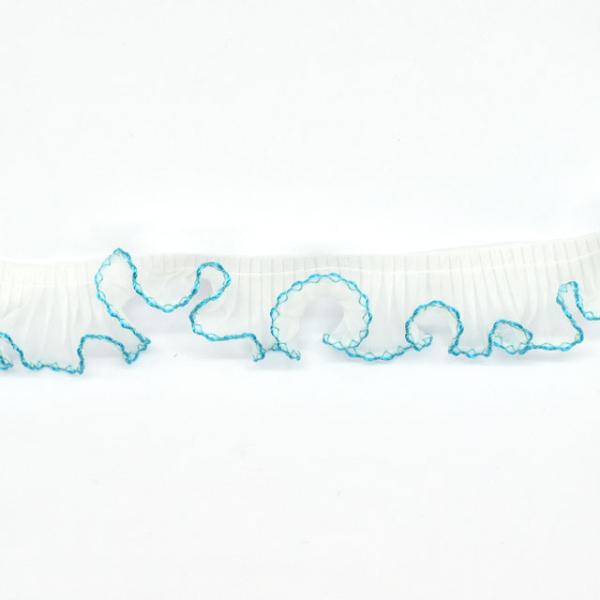 ●素材：ポリエステル100％（フリル本体・糸）●サイズ：約25mm幅【商品の詳細】細かくプリーツを寄せた軽やかなフリルに、カラー糸で縁取りをしました。カラーバリエーション豊富で衣装やイベントにオススメです。・バイアス生地のため、製造の工程上...