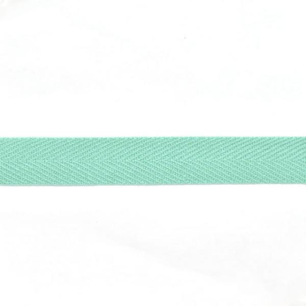 ●素材：アクリル100%●サイズ：約20mm幅/約1mm厚【商品の詳細】杉綾織のしなやかなカラーテープです。厚さ約1mmと薄手なので、袋物の持ち手やエプロンの紐などの用途以外にも、パイピングや布の縁取り、衣類の伸び止めなど様々な部分にご利用...