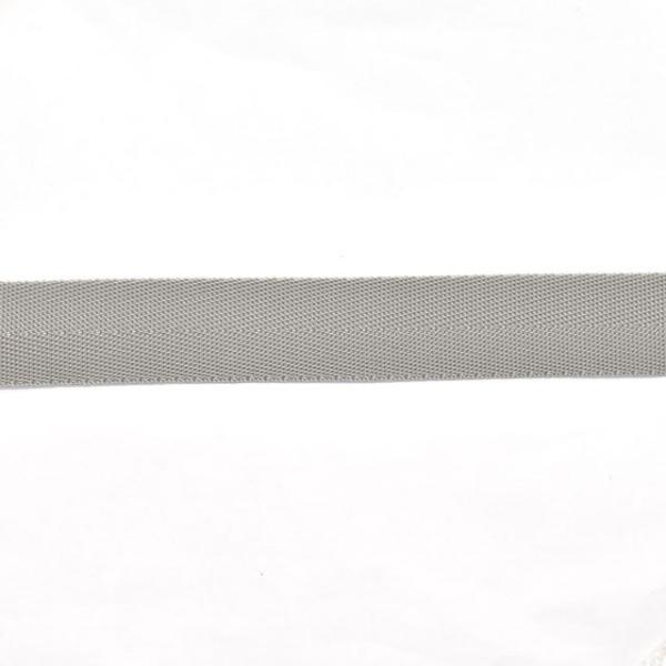 ●素材：ポリプロピレン100%●サイズ：約20mm幅/約1mm厚【商品の詳細】綾目が滑らかな杉綾織のテープです。張りがあり、軽くて扱いやすく、水にぬれてもすぐに乾きます。バッグの持ち手や薄手なのでパイピングにもおすすめです。またアウトドア用...