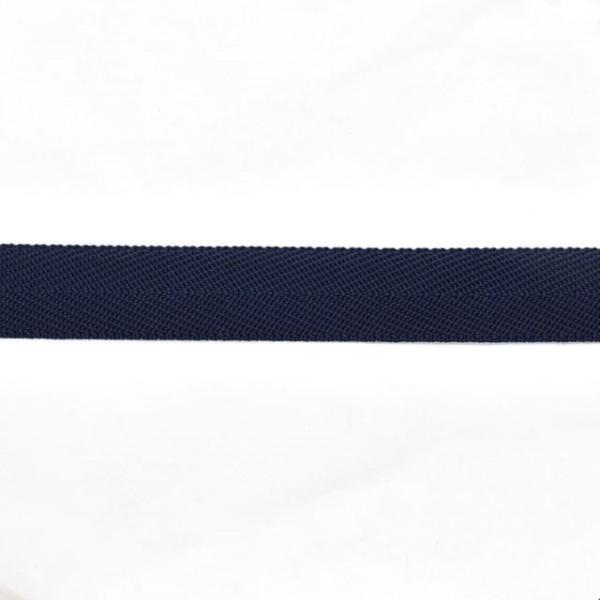 ●素材：ポリプロピレン100%●サイズ：約20mm幅/約1mm厚【商品の詳細】杉綾織のテープです。綾目がはっきり出ているタイプです。張りがあり、軽くて扱いやすく、水にぬれてもすぐに乾きます。バッグの持ち手や薄手なのでパイピングにもおすすめで...