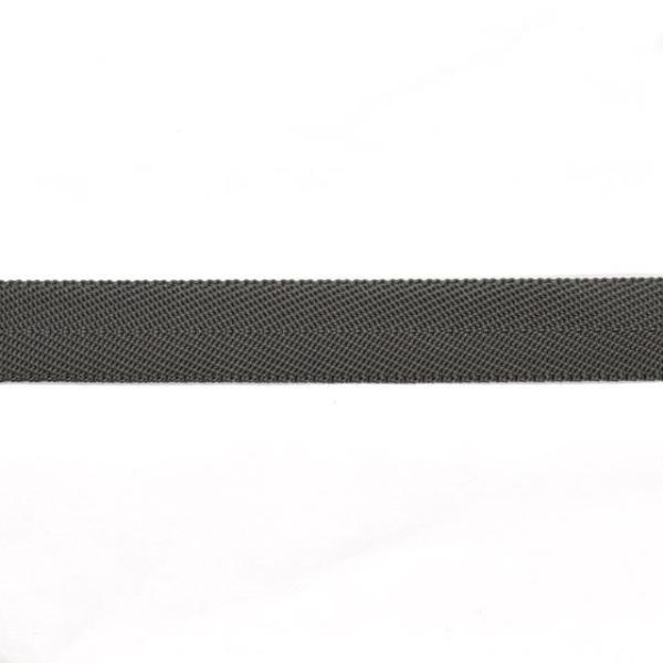 ●素材：ポリプロピレン100%●サイズ：約20mm幅/約1mm厚【商品の詳細】杉綾織のテープです。綾目がはっきり出ているタイプです。張りがあり、軽くて扱いやすく、水にぬれてもすぐに乾きます。バッグの持ち手や薄手なのでパイピングにもおすすめで...