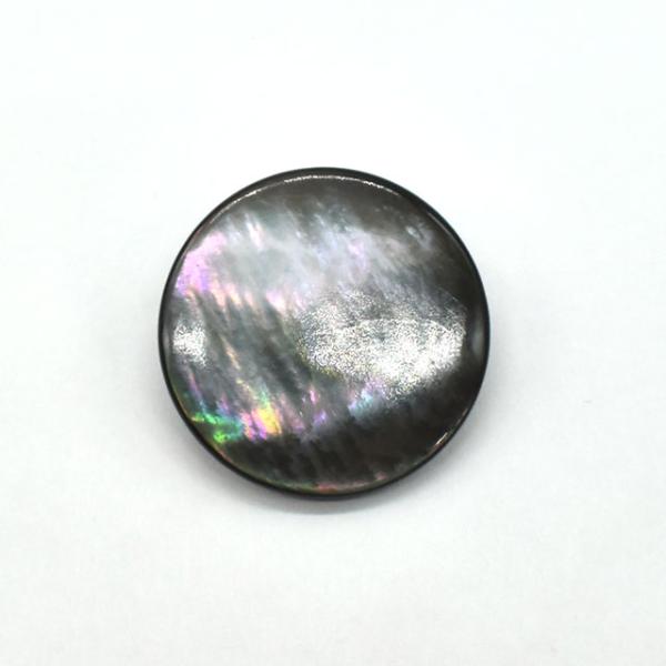 ●素材：黒蝶貝●サイズ（直径）：20mm【商品の詳細】シンプルな裏穴（金属足）タイプのシェルボタン（貝ボタン）です。デザインを邪魔せず、万能に使えるタイプです。【お手入れ】割れ・欠け防止のためクリーニングの際は外すことをおすすめいたします。...