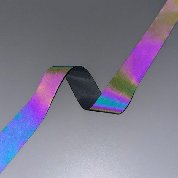 ●素材：ポリエステル25％ 金属化合物コートガラスビーズ55％ 透明ウレタン樹脂20％●幅：約20mm【商品の特徴】フラッシュライトで光る「オーロラリフレクター」を使用したテープです。衣装のアクセントや小物制作などにおすすめ。【ご注意】製造...