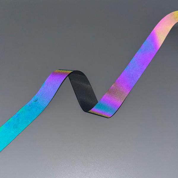 ●素材：ポリエステル25％ 金属化合物コートガラスビーズ55％ 透明ウレタン樹脂20％●幅：約25mm【商品の特徴】フラッシュライトで光る「オーロラリフレクター」を使用したテープです。衣装のアクセントや小物制作などにおすすめ。【ご注意】製造...