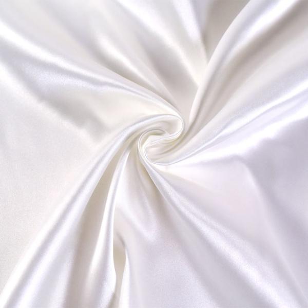 ●素材：ポリエステル100％●生地幅：約122cm【生地の詳細】ポリエステル素材の薄手サテン生地です。美しい光沢と発色性に優れ、柔らかくてしなやかな風合いが特徴です。色数も豊富で、お手頃価格なのがポイントです。発表会や学芸会などの衣装やコス...