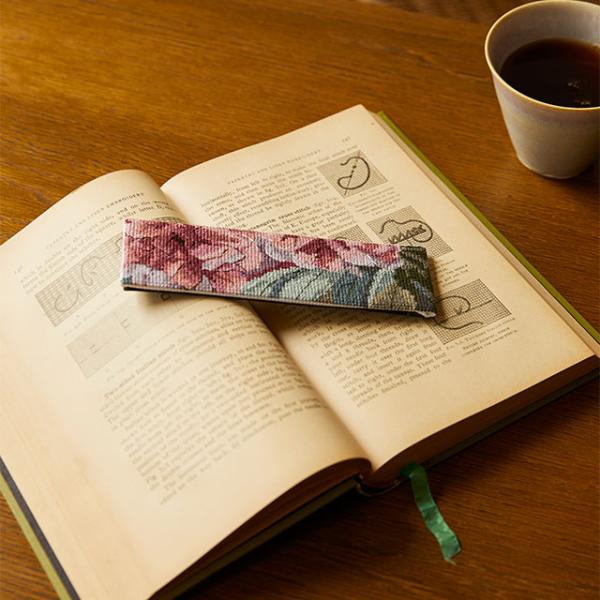 ●セット内容・DMC25番刺繍糸（2m）×22カセ・刺繍布 アイーダ 14カウント（約15×27cm）×1枚・厚紙（5×17cm）×2枚・刺繍針×1本・説明書※完成作品を入れて飾る額（フレーム）はキットに含まれていません。用途にあわせて別途...