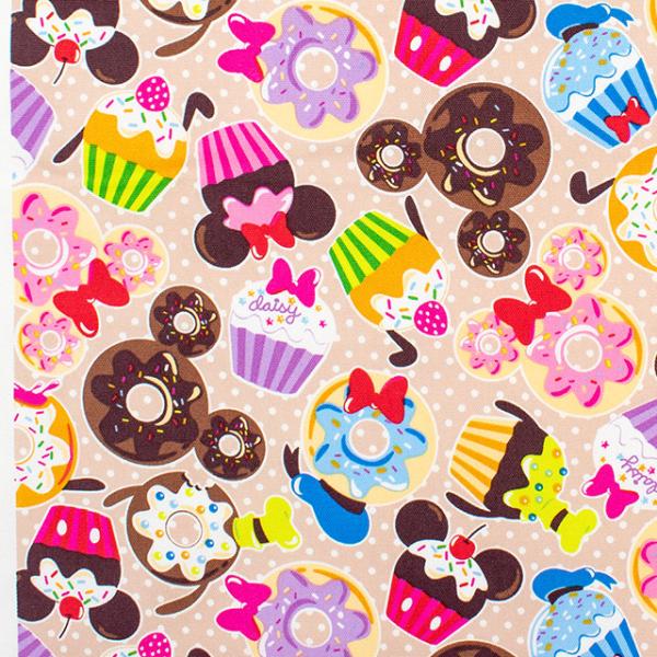 ●素材：綿100％●生地幅：約110cm【商品の説明】ディズニーのBTS（Back To School）シリーズの2025年新柄オックス生地です。ミッキーと仲間たちがスイーツになって登場です。柄の上下がないので、裁断も簡単です。中肉程度の厚...