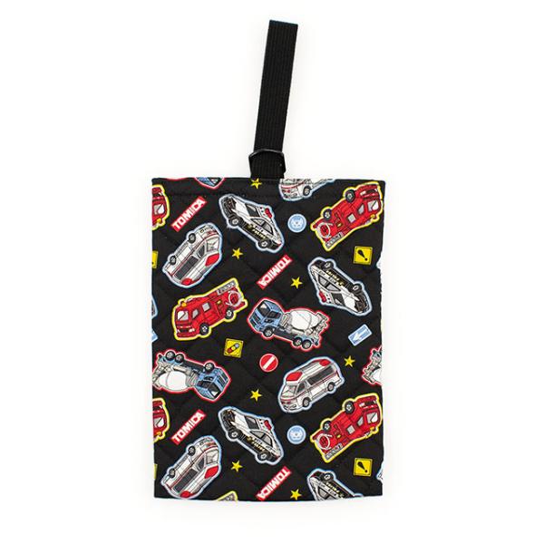 ●素材：表…綿100％、裏・中綿…ポリエステル100％●サイズ：（約）：タテ29cm×ヨコ21cm【商品の説明】お子様に人気のトミカのキルトシューズケースです。23cm位までのうわばきが入る大きさで、洗濯機で洗えます。しっかりとした生地で、...