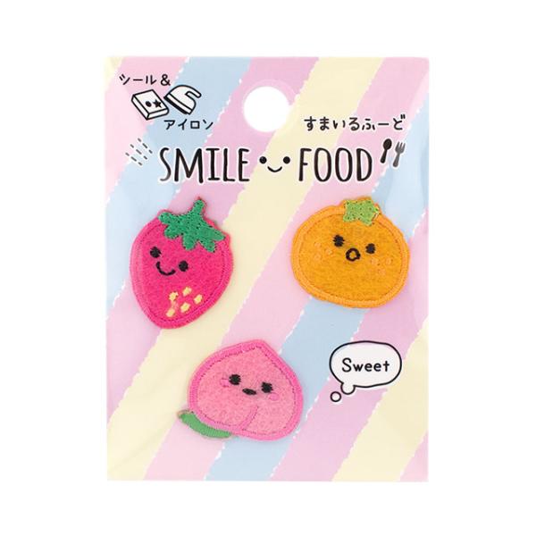 ＜シール＆アイロン接着ワッペン＞●素材：表面…レーヨン、ポリエステル他 / 裏面…EAA系樹脂●内容：各1枚入り【商品の説明】かわいい笑顔の食べ物たちのワッペンです。ほっこりしたかわいさに癒されちゃう。シール＆アイロンタイプで便利です。バッ...