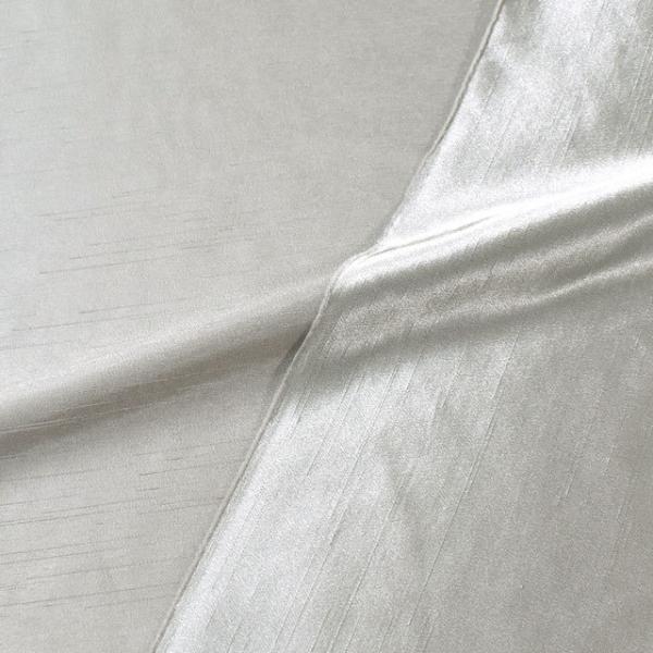 ●素材：ポリエステル100％●生地幅：約112cm【商品の詳細】シャンタンはヨコ糸に玉糸を用い布面に不規則な節をあらわした織物です。表面はつや消しで、裏面が光沢のあるサテン生地になっています。※現在は裏表関係なく、どちらも使用されています。...