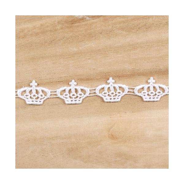 ●素材：レーヨン100％●サイズ：タテ約2cm×ヨコ約2.5cm（模様1つの大きさ）【商品の詳細】オカダヤオリジナル（スタッフデザイン）の可愛いレーヨンケミカルレースです。糸の部分で切り離すことができるので、1コずつ切り離してワンポイントの...