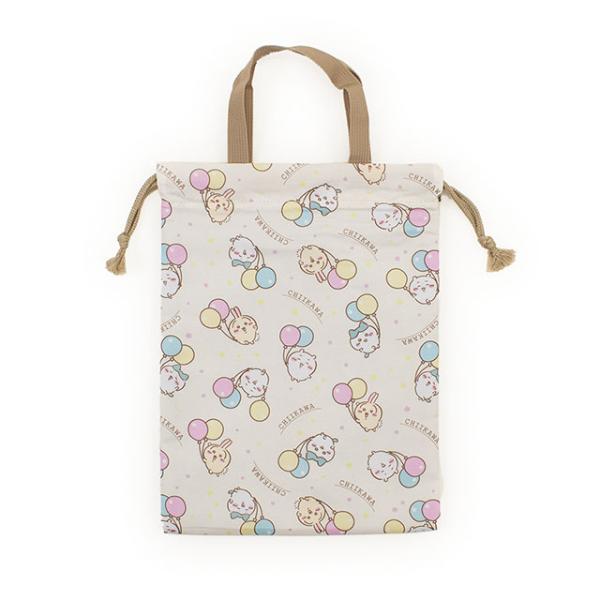 ●素材：ポリエステル100％●サイズ：（約）：タテ33cm×ヨコ25cm 持ち手の長さ10cm【商品の説明】ちいかわデザインの縦型巾着袋です。シューズバッグとしてはもちろん、習い事やちょっとした入れ物としても使え、出し入れしやすいサイズ感で...