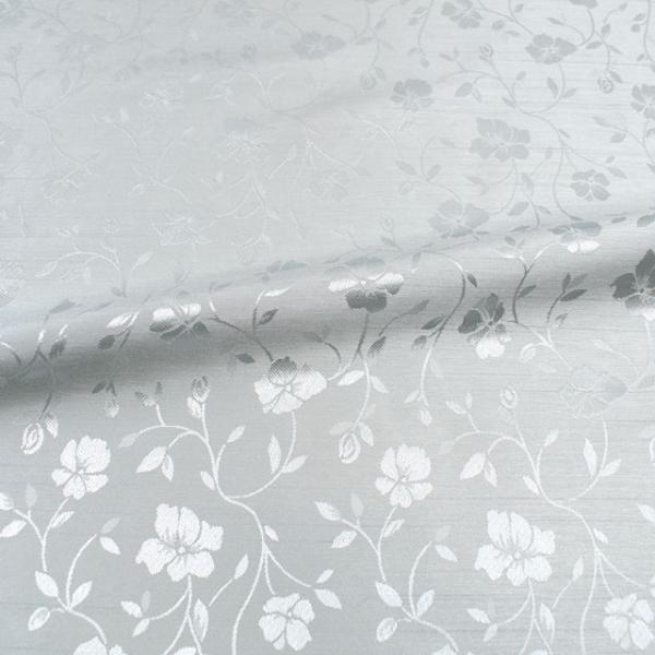 ●素材：ポリエステル100％●生地幅：約110cm【商品の説明】花柄が織り込まれたシャンタン生地です。表面と裏面で花柄の表情が違うので、デザインにあわせてご利用いただけます。（生地の地がマットな面が表ですが、裏の光沢面も表としてご利用いただ...