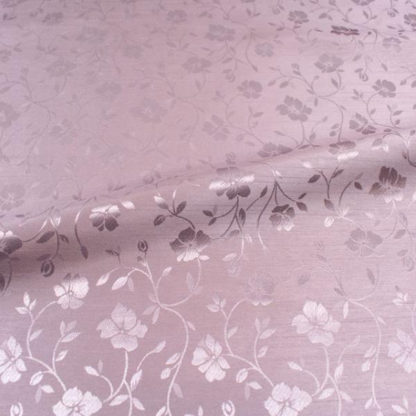 ●素材：ポリエステル100％●生地幅：約110cm【商品の説明】花柄が織り込まれたシャンタン生地です。表面と裏面で花柄の表情が違うので、デザインにあわせてご利用いただけます。（生地の地がマットな面が表ですが、裏の光沢面も表としてご利用いただ...