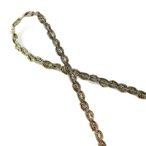 ●素材：ポリエステル35％　レーヨン65％●サイズ：約5mm幅【商品の詳細】衣装に最適な、高級感のあるラメブレードです。柄が上品で、遠くから見ても存在感があります。ドライクリーニング可【ご注意】海外からの仕入れの為、国内在庫が欠品すると次回...