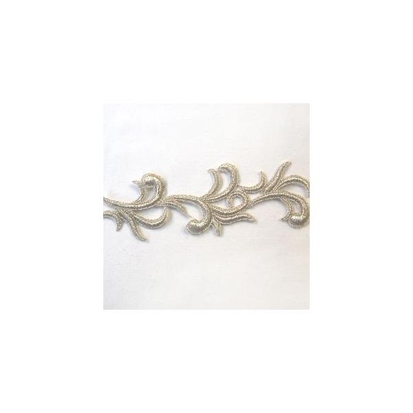 ●素材：ポリエステルなど　●サイズ：約60mm幅（一番幅広の部分）【商品の詳細】衣装に最適なとても高級感のあるケミカルレースです。柄がとても上品で、遠くから見ても栄え感があるのが特徴です。海外からの仕入れの為国内在庫が欠品すると次回入荷まで...