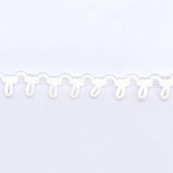 ●素材：ナイロン100%●サイズ：約15mm幅【商品の詳細】洋服やビスチェ、靴に縫い付けるだけで、簡単に編み上げを作る事が出来るブレードです。ベースのテープ部分を縫い留め、ループ部分にリボンやコードを通すだけ♪リボンだけではなく、ボタンを掛...