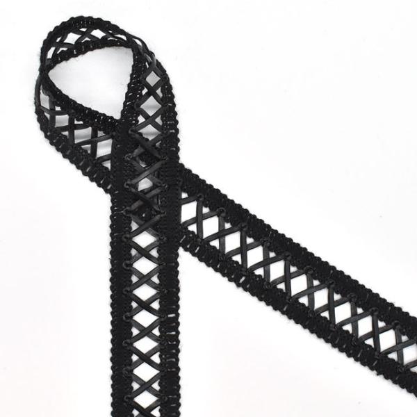 ●サイズ：約30mm幅●素材：ポリウレタン70%　ポリエステル30%【商品の詳細】合皮が編み込まれたブレード。メンズライクやロックな衣装との相性も抜群です。【ご注意】・1反約45m巻です。45m以上の場合は、複数に分かれてのご用意となります...