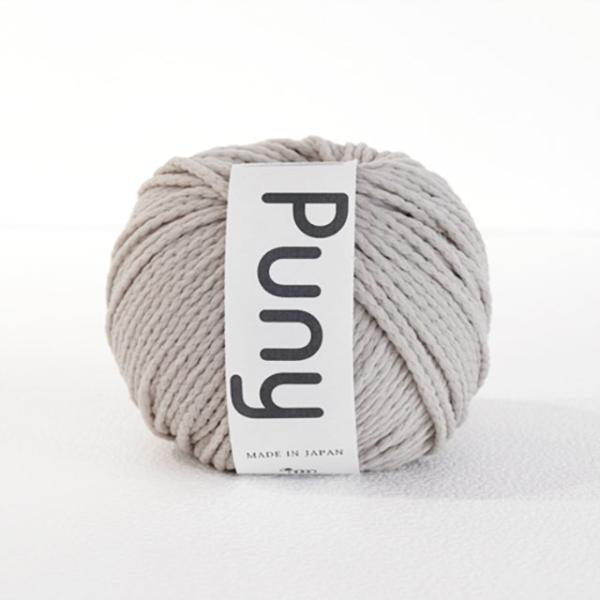 ●素材：ポリエステル100％●容量：約35g玉巻（約80.5m）●使用針：棒針 7〜9号●標準ゲージ：14〜15目・20〜21段●生産国：日本【商品の特徴】ポリエステルをリリヤン加工した、とっても軽くて洗える手編み糸です。【ご注意】※紡績・...