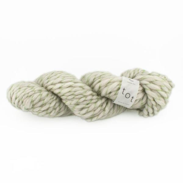 ●素材：ウール94％　キッドモヘヤ4％　ナイロン2％●容量：約50g玉巻（約45m）●使用針：棒針 9〜11mm /　かぎ針 8〜10mm●標準ゲージ：11〜12目・14〜15段●生産国：日本【商品の特徴】弾力性に富み、膨らみのある極太の手...