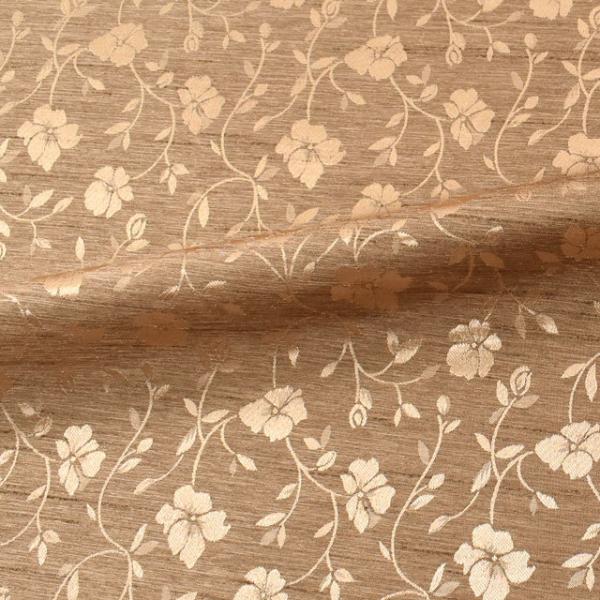 ●素材：ポリエステル100％●生地幅：約110cm【商品の説明】花柄が織り込まれたシャンタン生地です。表面と裏面で花柄の表情が違うので、デザインにあわせてご利用いただけます。（生地の地がマットな面が表ですが、裏の光沢面も表としてご利用いただ...