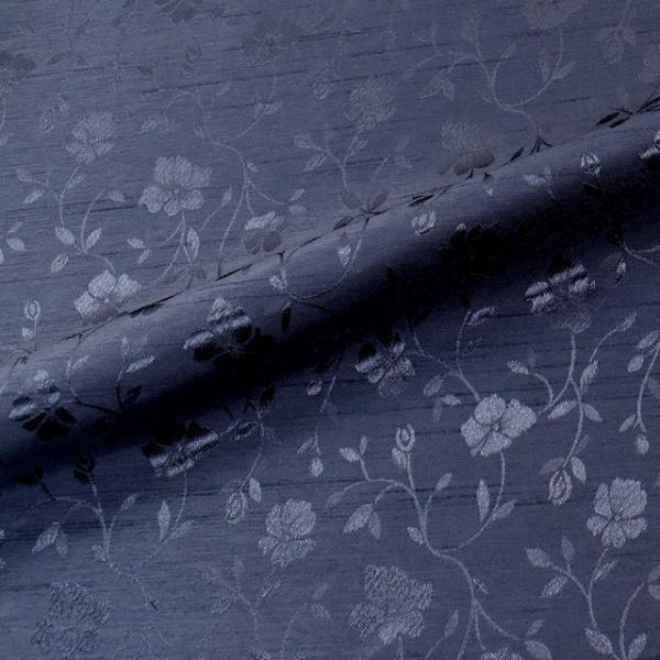 ●素材：ポリエステル100％●生地幅：約110cm【商品の説明】花柄が織り込まれたシャンタン生地です。表面と裏面で花柄の表情が違うので、デザインにあわせてご利用いただけます。（生地の地がマットな面が表ですが、裏の光沢面も表としてご利用いただ...