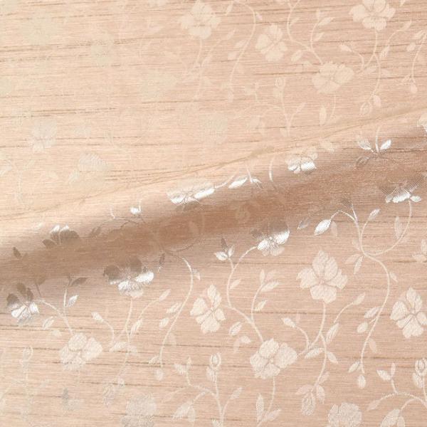 ●素材：ポリエステル100％●生地幅：約110cm【商品の説明】花柄が織り込まれたシャンタン生地です。表面と裏面で花柄の表情が違うので、デザインにあわせてご利用いただけます。（生地の地がマットな面が表ですが、裏の光沢面も表としてご利用いただ...