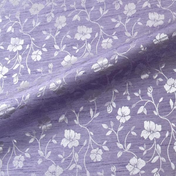 ●素材：ポリエステル100％●生地幅：約110cm【商品の説明】花柄が織り込まれたシャンタン生地です。表面と裏面で花柄の表情が違うので、デザインにあわせてご利用いただけます。（生地の地がマットな面が表ですが、裏の光沢面も表としてご利用いただ...