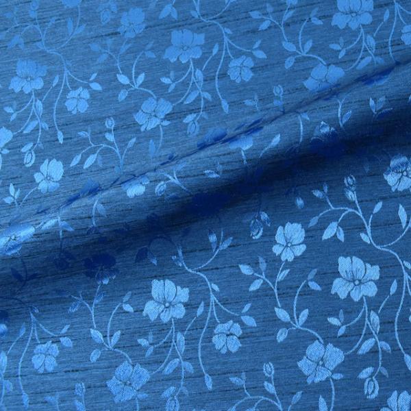 ●素材：ポリエステル100％●生地幅：約110cm【商品の説明】花柄が織り込まれたシャンタン生地です。表面と裏面で花柄の表情が違うので、デザインにあわせてご利用いただけます。（生地の地がマットな面が表ですが、裏の光沢面も表としてご利用いただ...