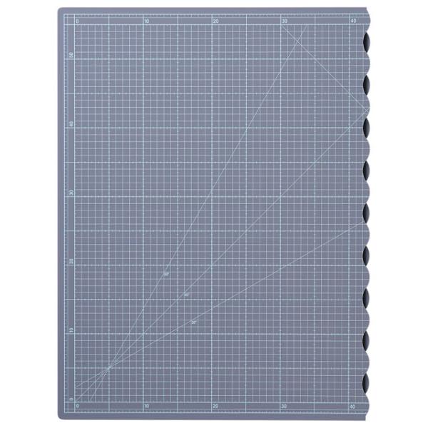 ●素材：オレフィン系樹脂●サイズ［展開時］90×60cm・厚さ:2.5mm［折りたたみ時］45.5×60cm【商品の詳細】ロータリーカッターで布をカットするときに使う便利なマットです。クロバーのカッティングマットで最大サイズ。1cm方眼に5...