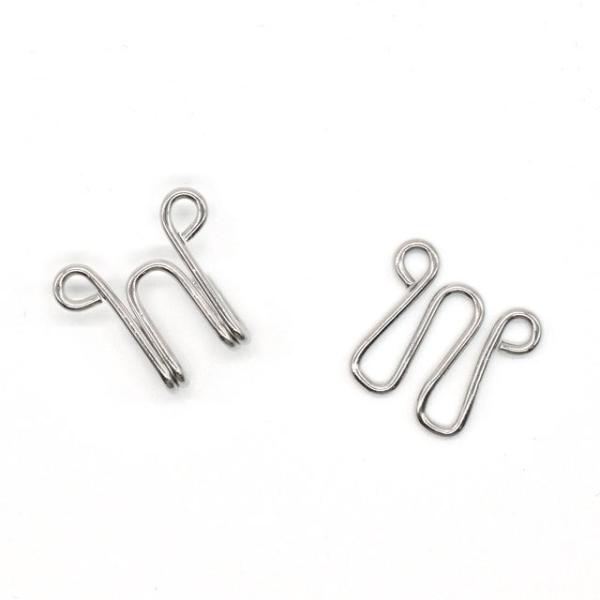 ●素材：真鍮●入数：1組入●サイズ：画像を参照ください。※検針器対応【商品の詳細】大きくて使い易いダブルフックタイプのホックです。厚手のつきあわせのジャケットやコートなどに。