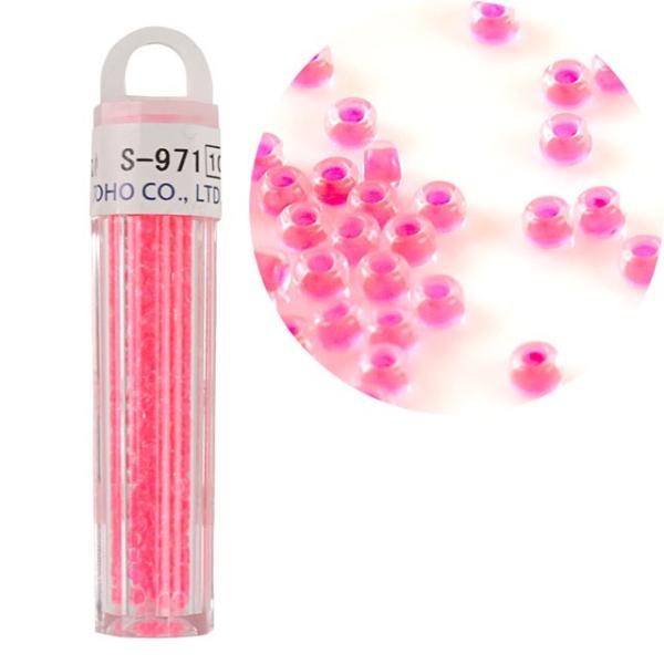 ●素材：ガラス●サイズ：外径 約2.0mm〜2.2mm●加工：蛍光着色（スキビーズの穴の中のみに色を着けたもの）●内容：4g（約420粒）【商品の詳細】プラスチック製の8角形のケースに入っています。全体的に丸みを帯びたビーズです。