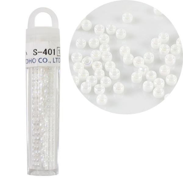 ●素材：ガラス●サイズ：外径 約2.0mm〜2.2mm●加工：ぎょくオーロラ（不透明）●内容：4g（約420粒）※オーロラとは、見る角度によって輝く色合いが変化する虹色光彩のコーティング【商品の詳細】プラスチック製の8角形のケースに入ってい...