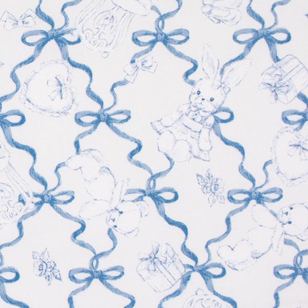 ●素材：綿100％●生地幅：約108cm【商品の説明】青木美沙子さんの可愛いお部屋をイメージした可愛い柄です。ぬいぐるみやリボンなどの総柄生地です。ワンピースなどのお洋服、バッグや小物、インテリアなど幅広くご使用いただけます。通園通学グッズ...