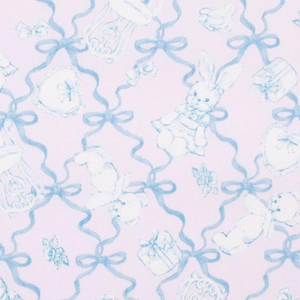 ●素材：綿100％●生地幅：約108cm【商品の説明】青木美沙子さんの可愛いお部屋をイメージした可愛い柄です。ぬいぐるみやリボンなどの総柄生地です。ワンピースなどのお洋服、バッグや小物、インテリアなど幅広くご使用いただけます。通園通学グッズ...